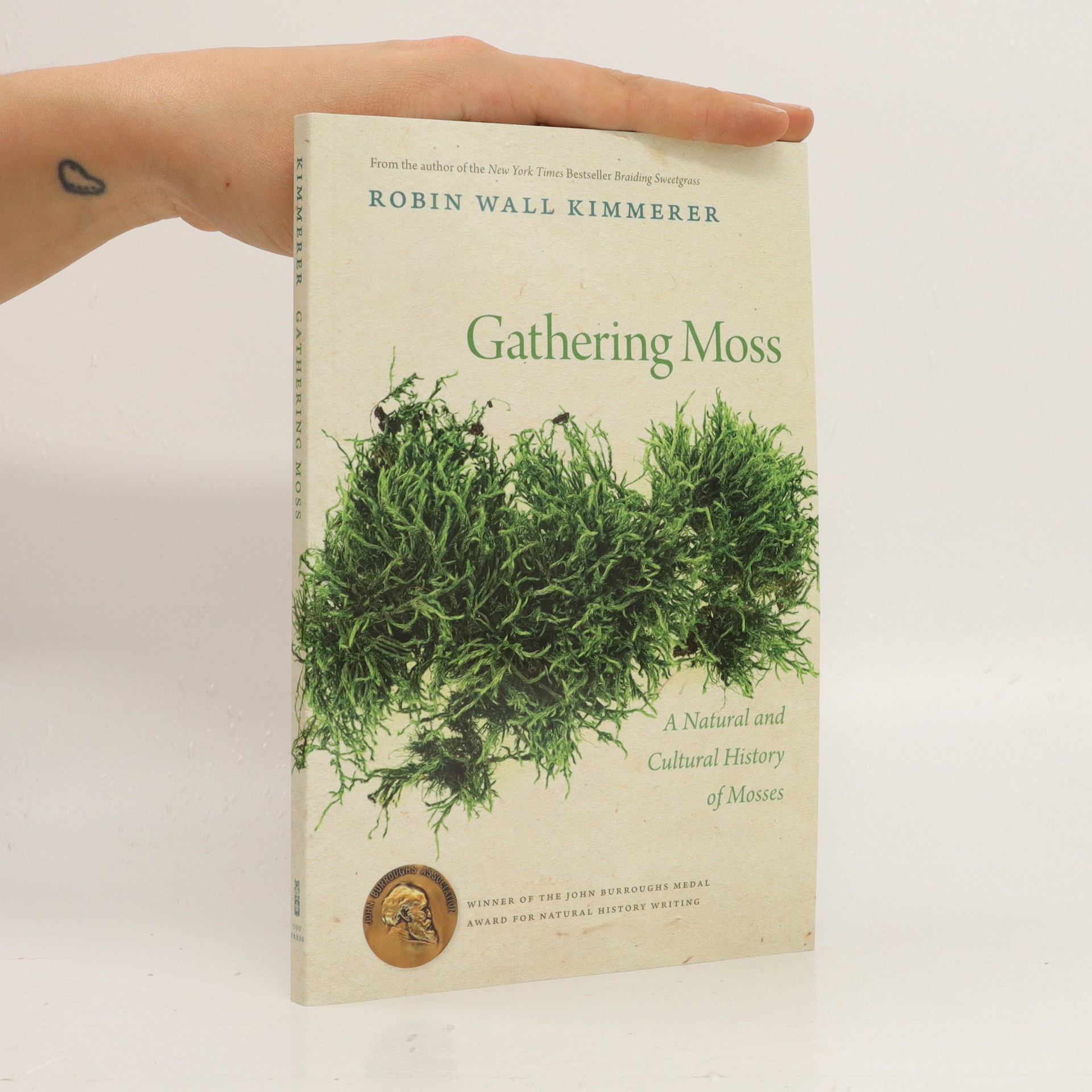 Gathering Moss - Kimmerer, Robin Wall - knihobot.cz